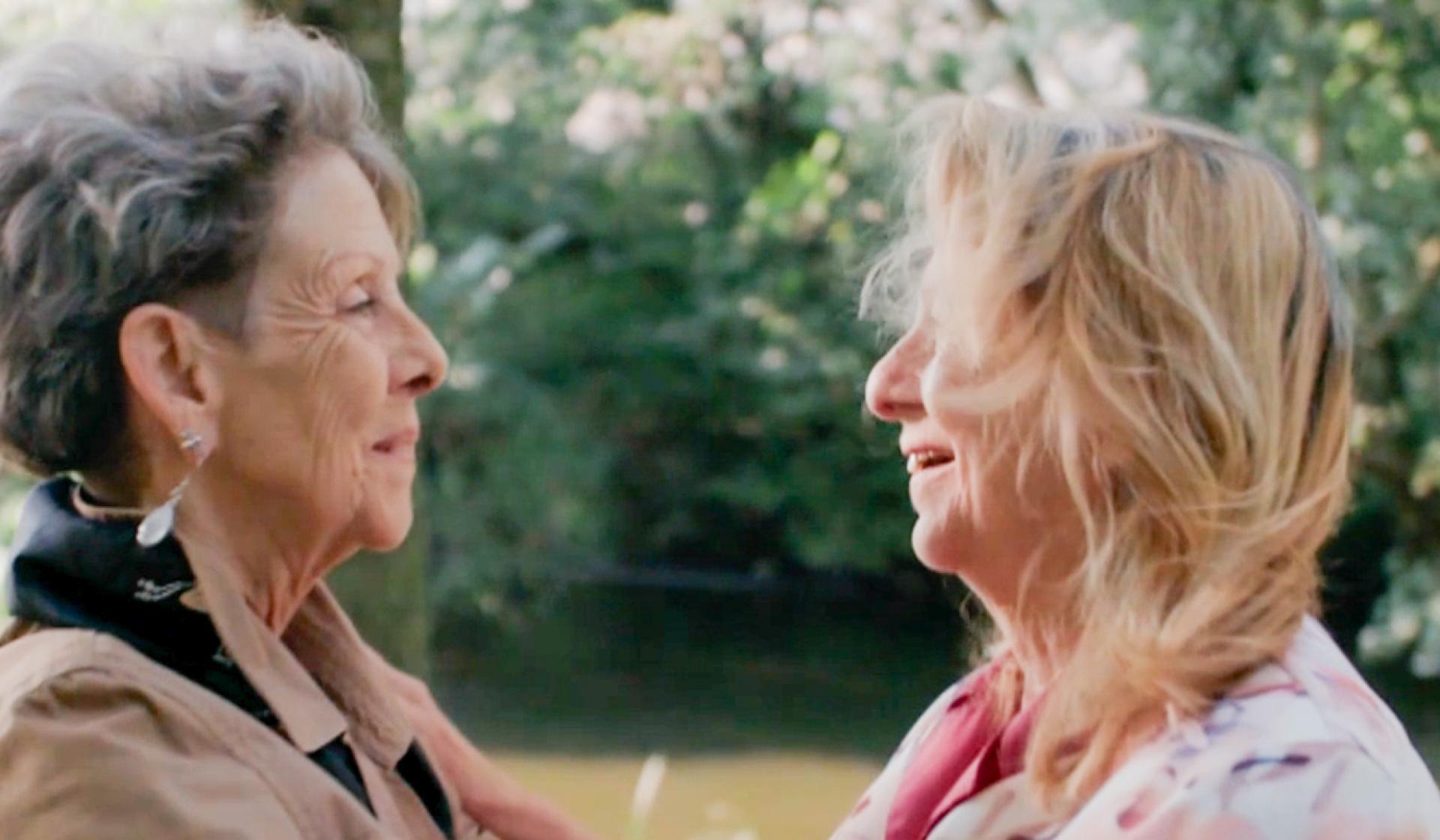 Bea (65) in Spoorloos herenigd met halfzus Zofia (79): ‘Ze had mijn ...