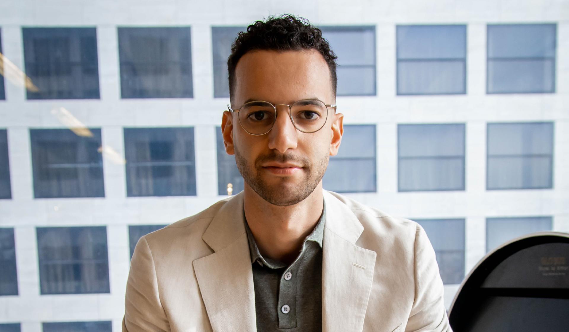 Younes (29) wil jongeren naar de stembus krijgen: ‘Politiek is nu nog ...
