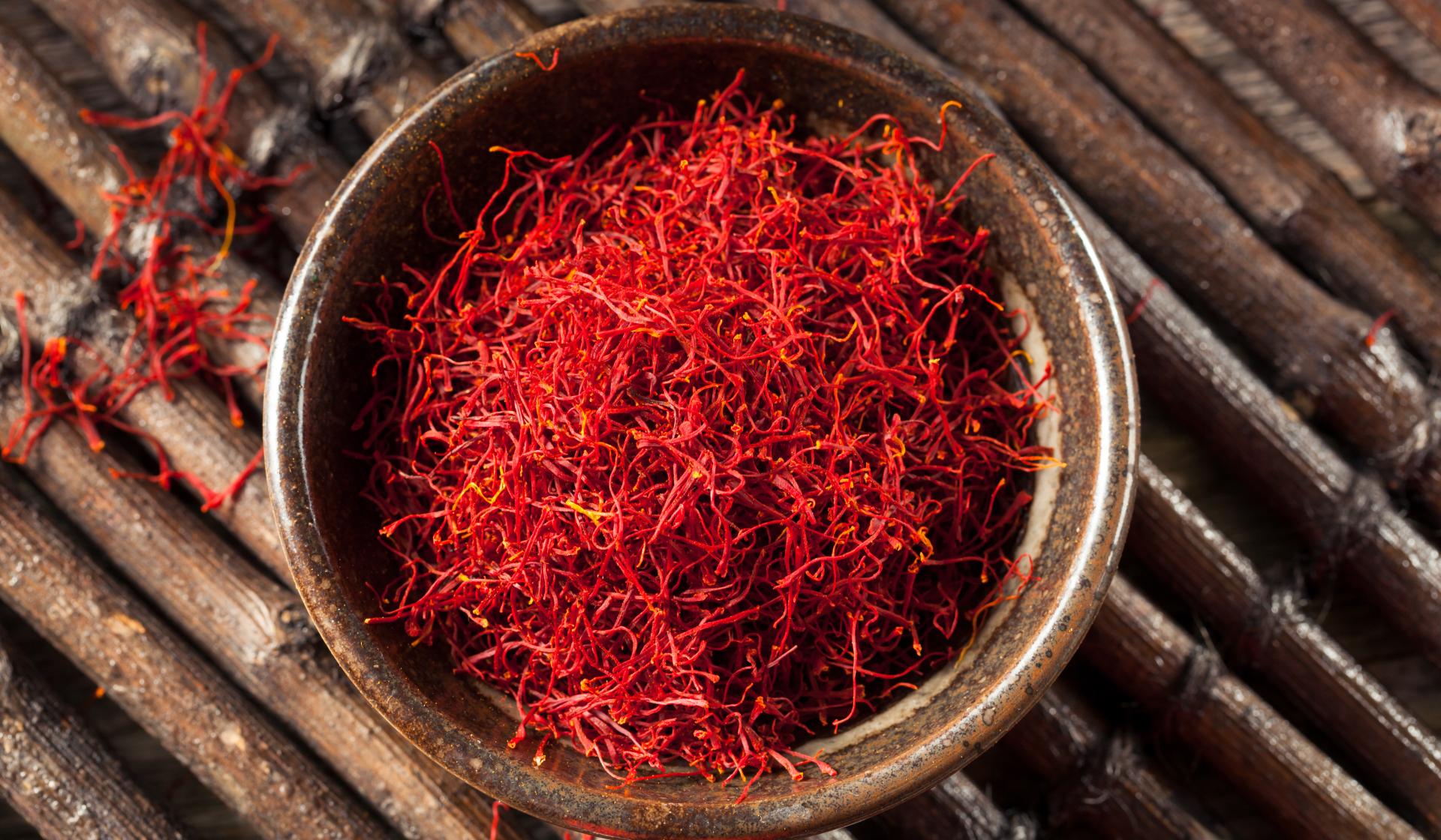 Van peperdure smaakmaker tot goedkope namaak: wat is saffraan precies? | KRO-NCRV