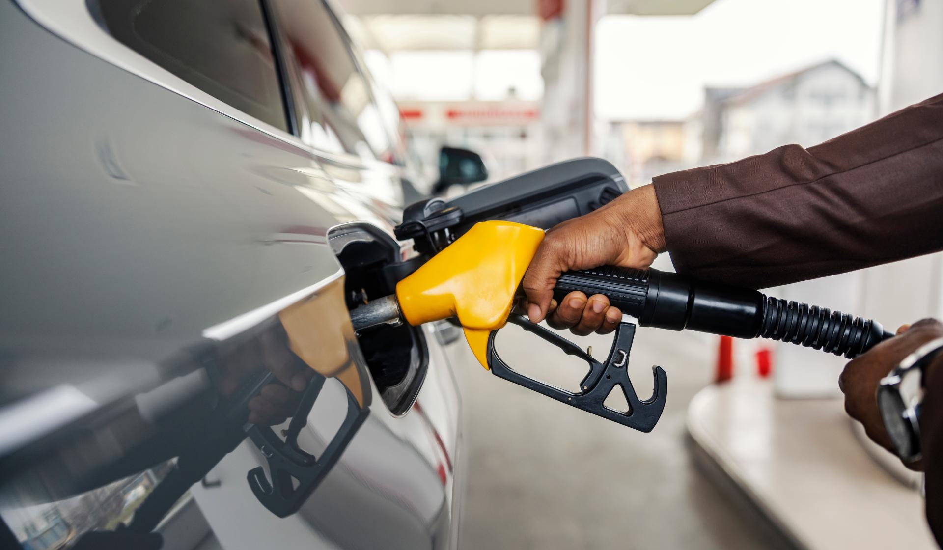 Gewone benzine of premium: wat is beter voor je auto én voor je ...