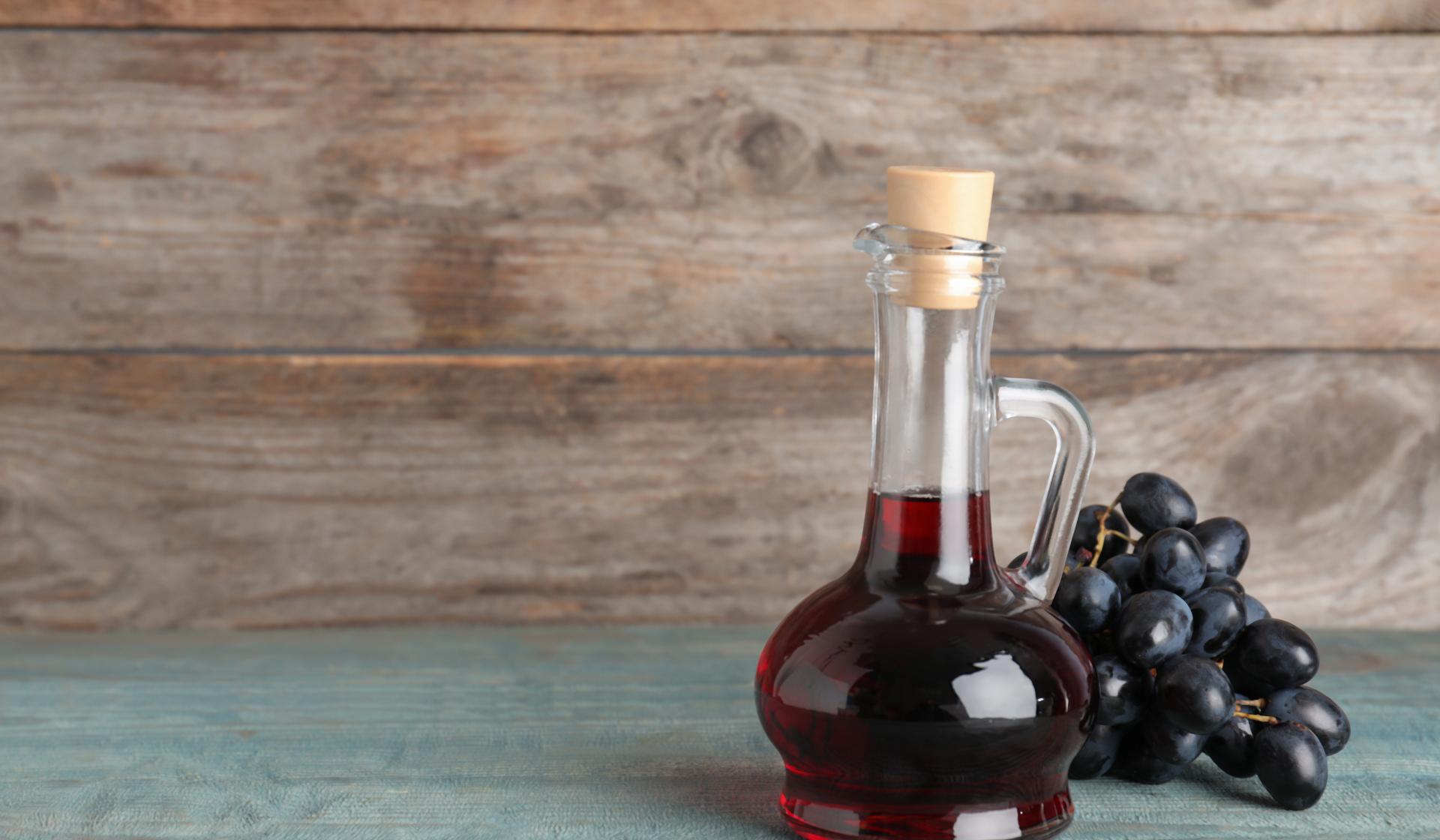 Hoe maak je zelf je eigen wijnazijn van je favoriete wijn? | KRO-NCRV