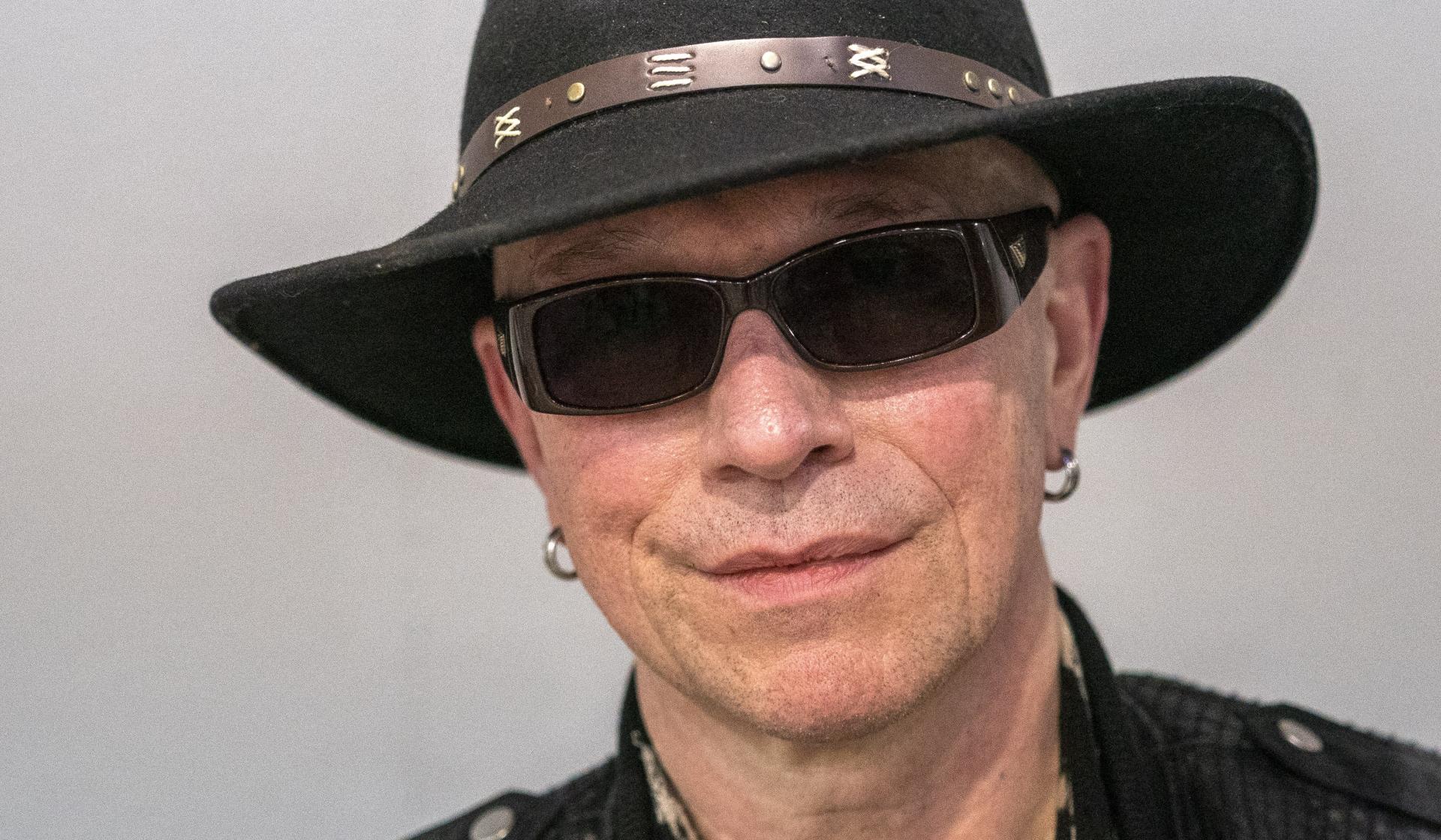 Willem Wever zoekt uit: waarom draagt Paul van Loon altijd een ...