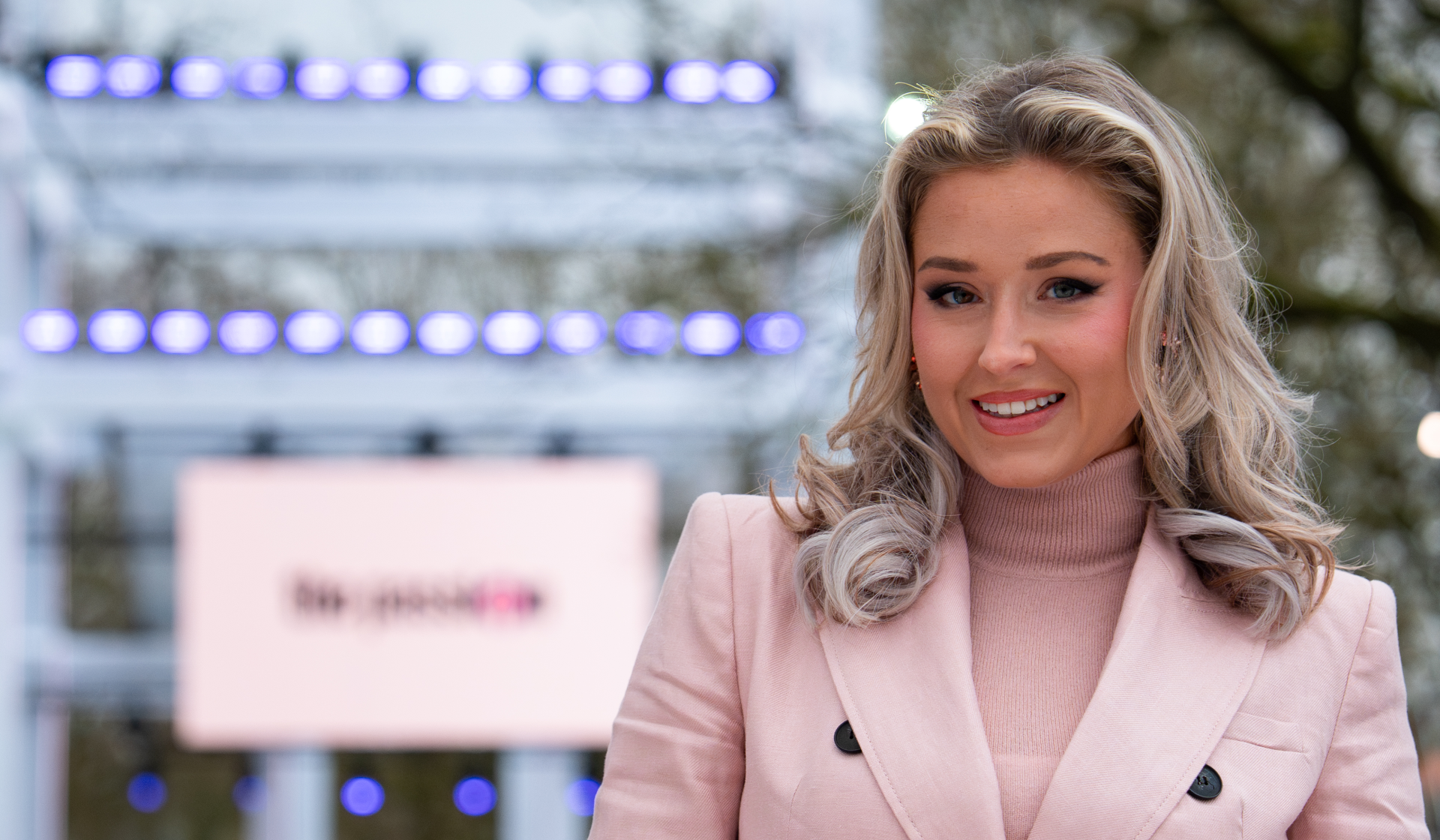 Bachelorette Beate van der Weide te zien in The Passion 2026 | KRO-NCRV