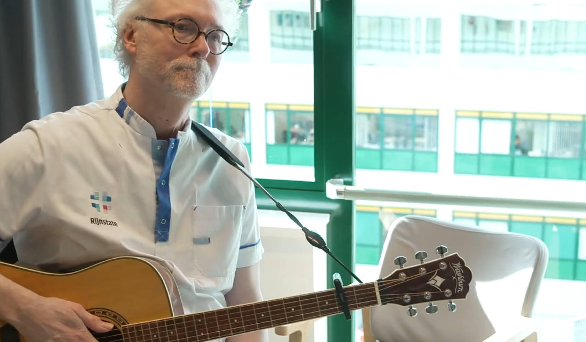 Cor maakt muziek voor patiënten op de intensive care: ‘Ze vergeten even ...