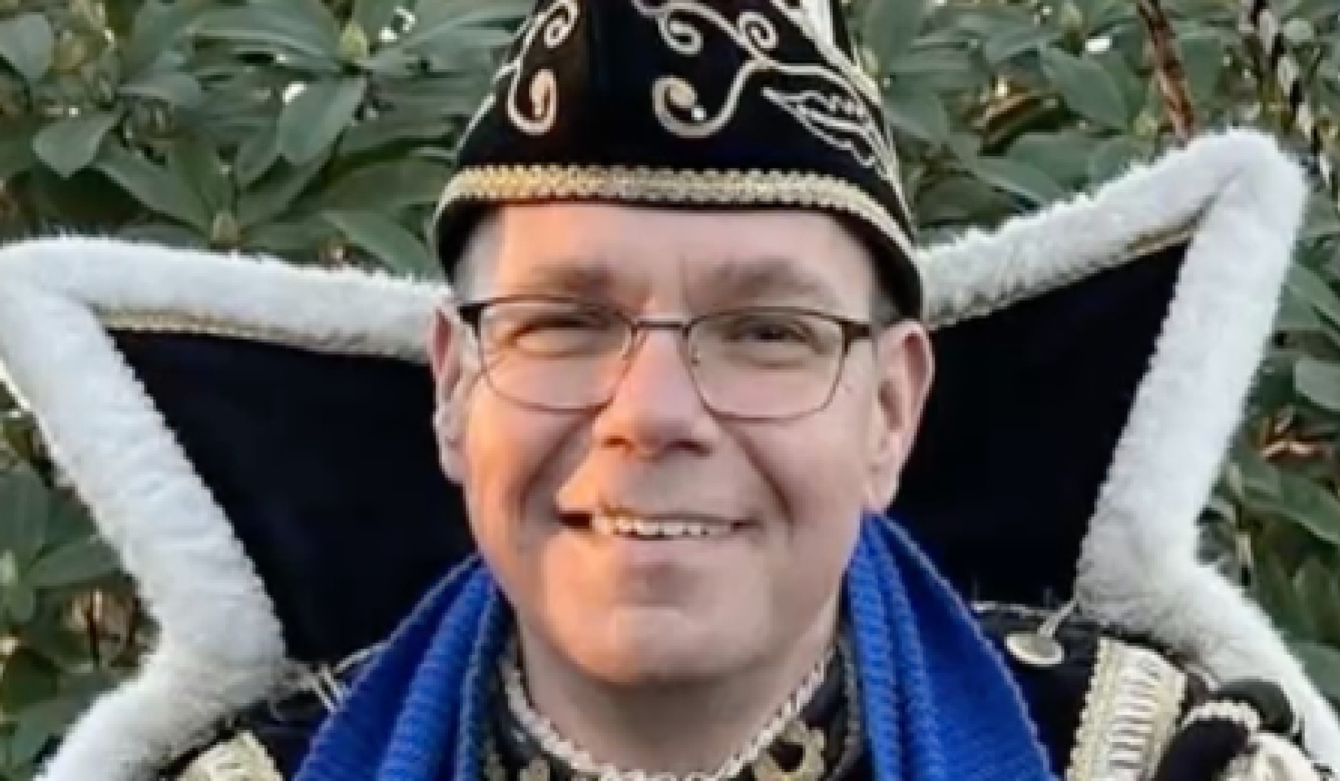 Prins carnaval Fred werd in zijn prinsenpak begraven: ‘Hij liep altijd ...