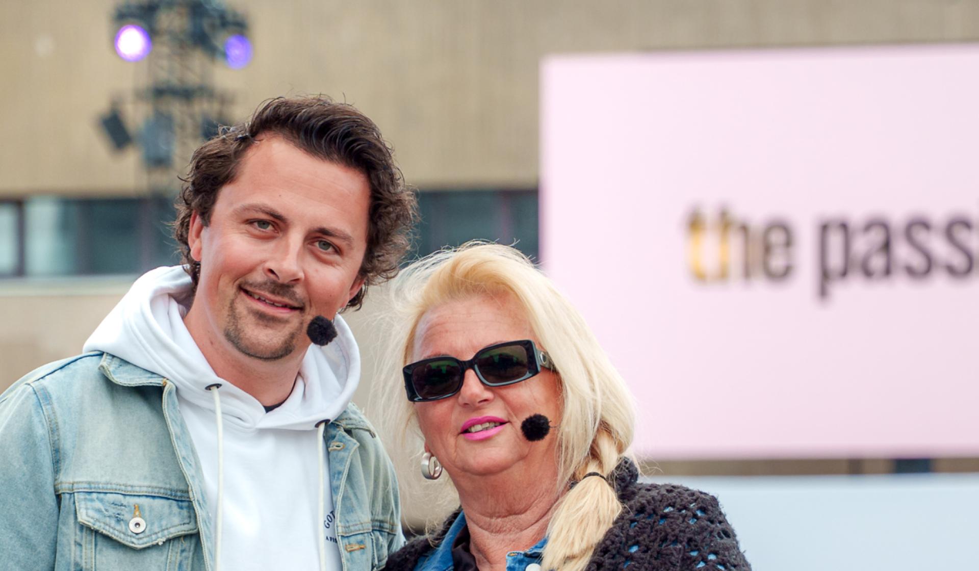 Mike en moeder Monique uit Winter vol liefde te zien in The Passion ...