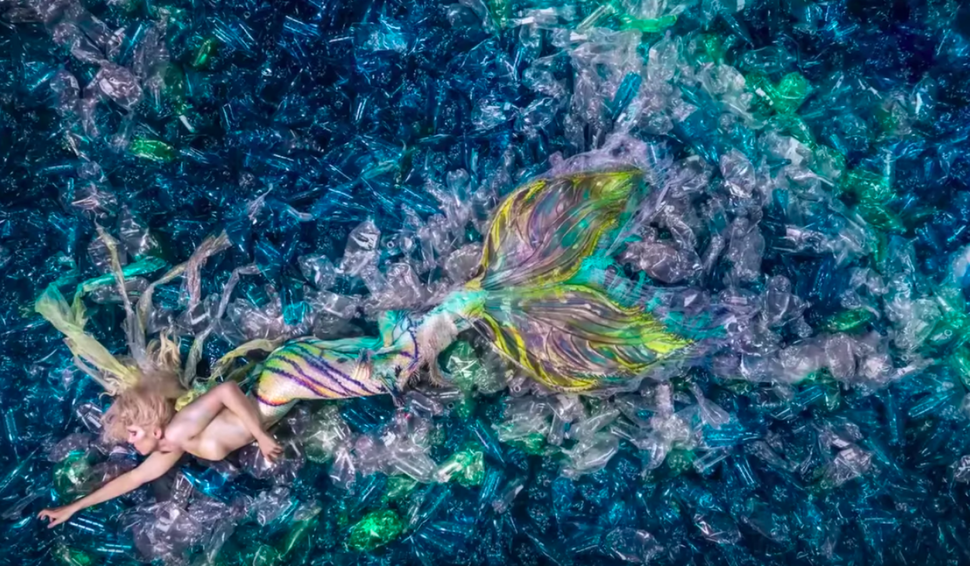 Een berg plastic wergwerpafval als kunstwerk | KRO-NCRV