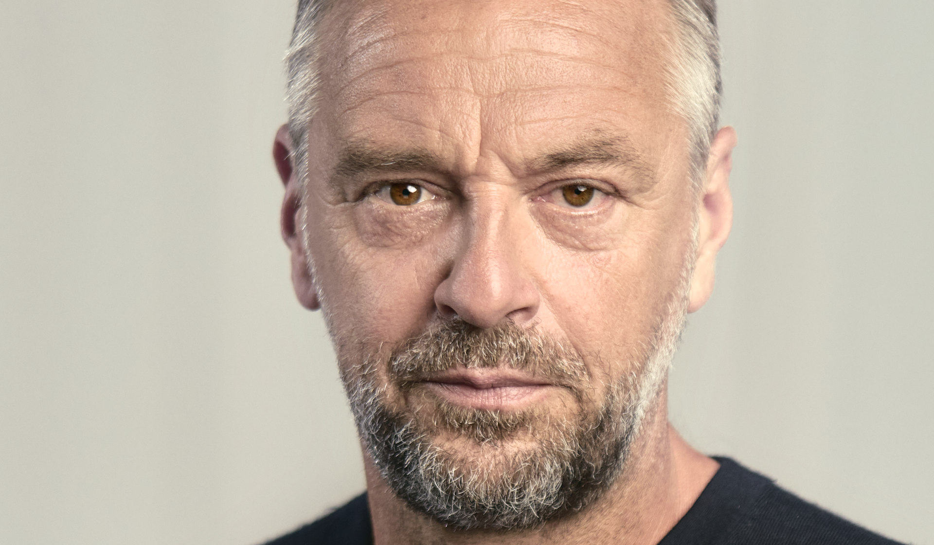 Presentator Tom Waes gaat het klooster in: ‘Ik heb een heel zware fout ...