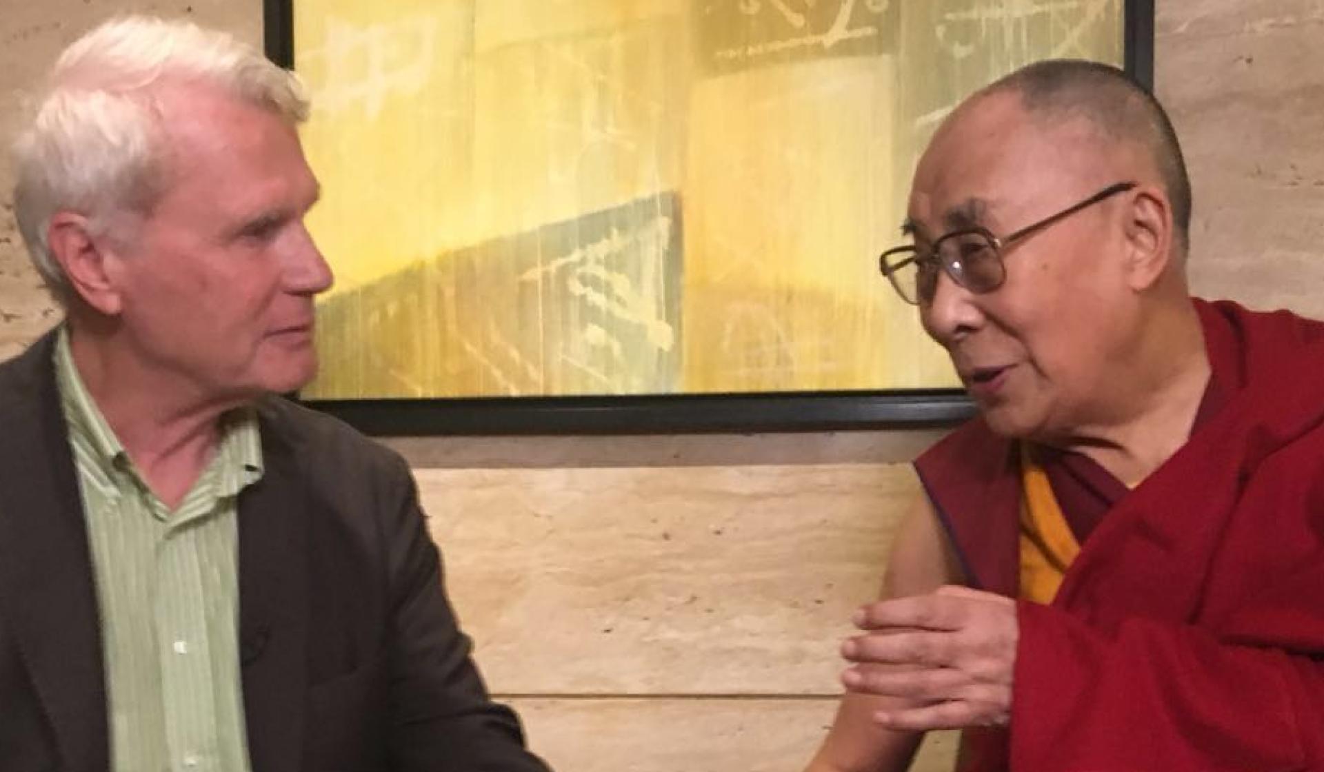 Adriaan van Dis en de Dalai Lama: de groeiende populariteit van het ...