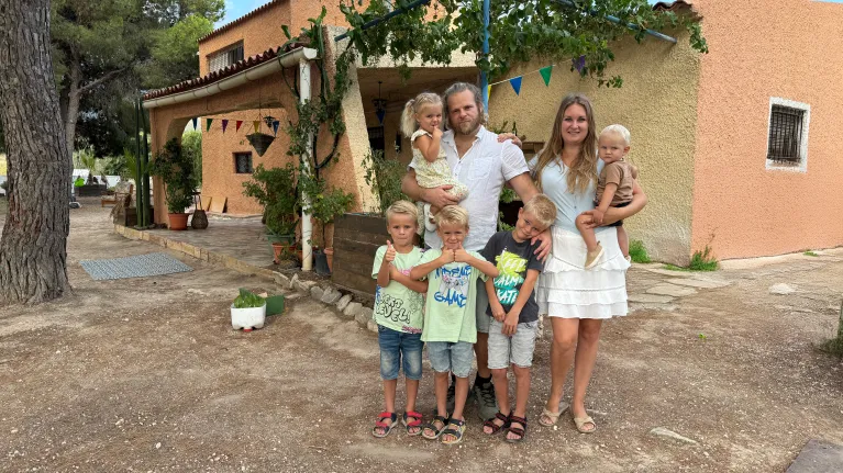 Emotioneel afscheid voor familie Verleg in Een huis vol emigreert 2025 ... Emotioneel afscheid voor familie Verleg in Een huis vol emigreert 2025 ...
