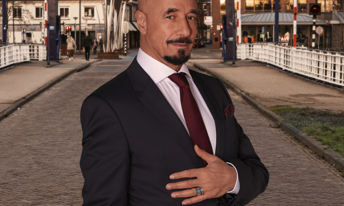 Sabri Saad El Hamus kruipt in de huid van Pilatus | KRO-NCRV