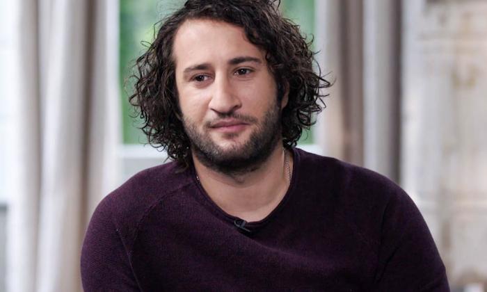 George Tobal stond aan beide kanten van het hek | KRO-NCRV