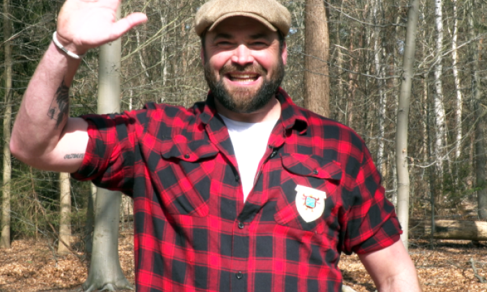 Beestenbrigade-presentator en boswachter Tim Hogenbosch roept juffen en ...