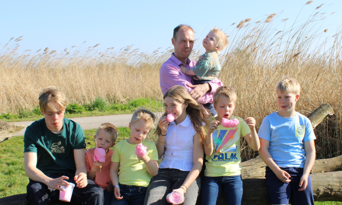 Familie Blom uit Een huis vol verwacht een dochtertje: ‘We zweven op ...