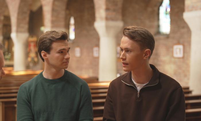 Hilko en Ian laten zich dopen in de Paaswake