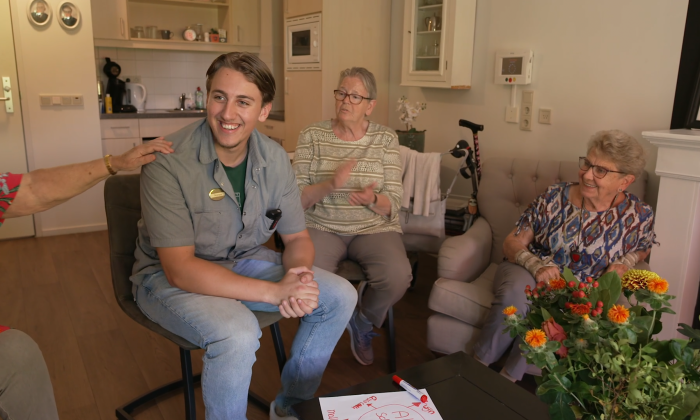 Thijmen (21) is een lichtpuntje voor ouderen met dementie: 'We maken zo ...