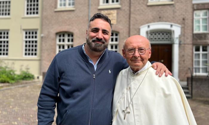 Sinan Can in het klooster: ‘Ik ben niet gelovig, wel spiritueel’ | KRO-NCRV