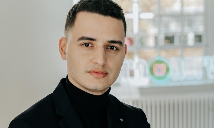 Youssef Akdim: ‘Na een jaar ben ik onmisbaar voor KRO-NCRV' | KRO-NCRV